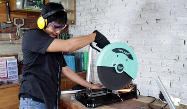 Menggunakan Mesin Potong Besi Secara Mudah dan Aman